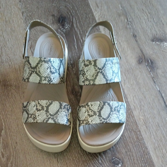 CROCS | Shoes | Crocs Womens Brooklyn Snake Pattern Sandals Cream And ...